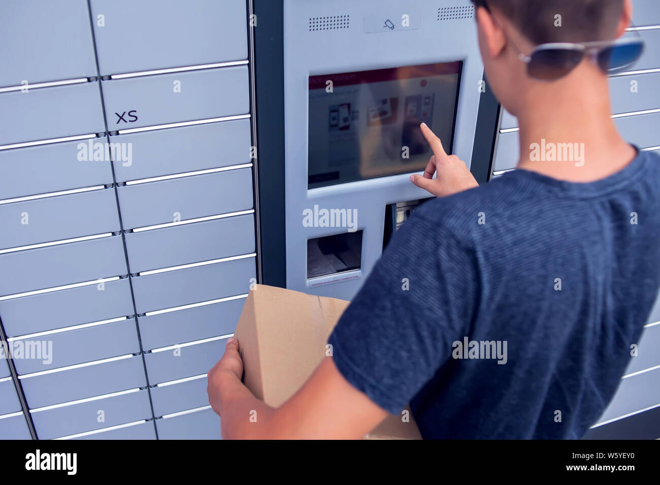 Self service terminal hi-res stock photography and images - Alamy