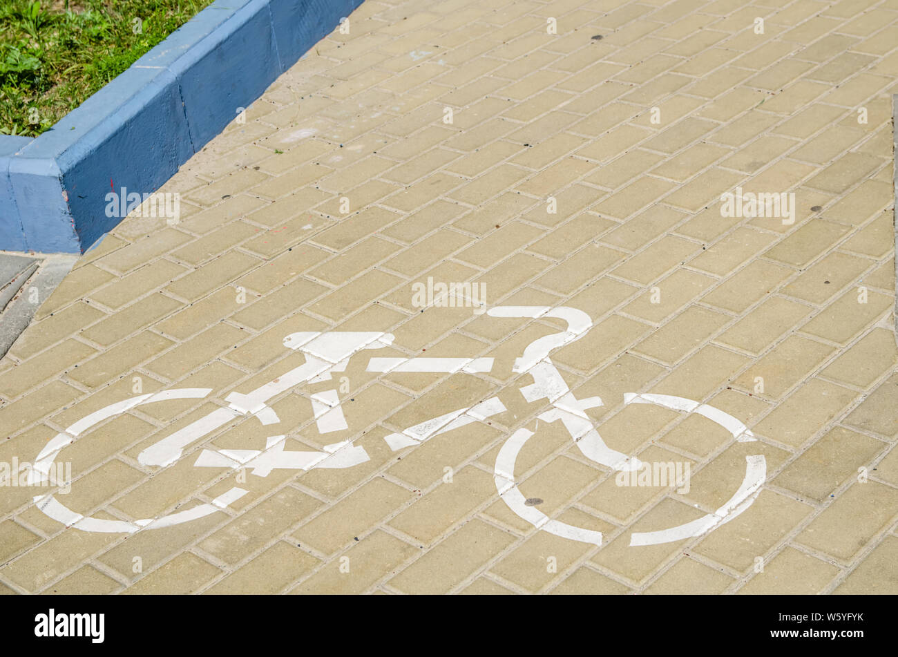 bike path sign white on the road Stock Photo - Alamy