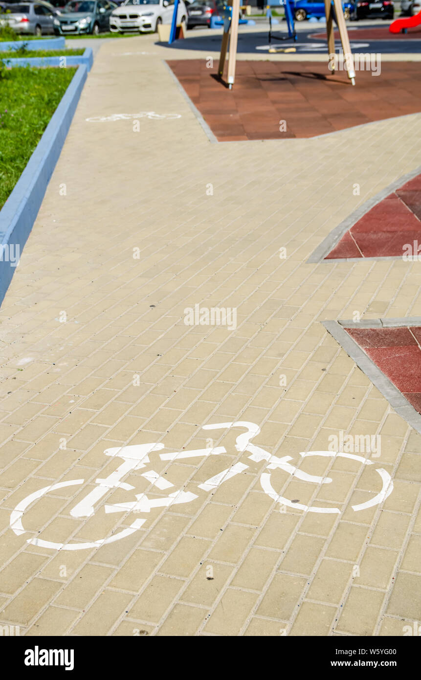 bike path sign white on the road Stock Photo - Alamy