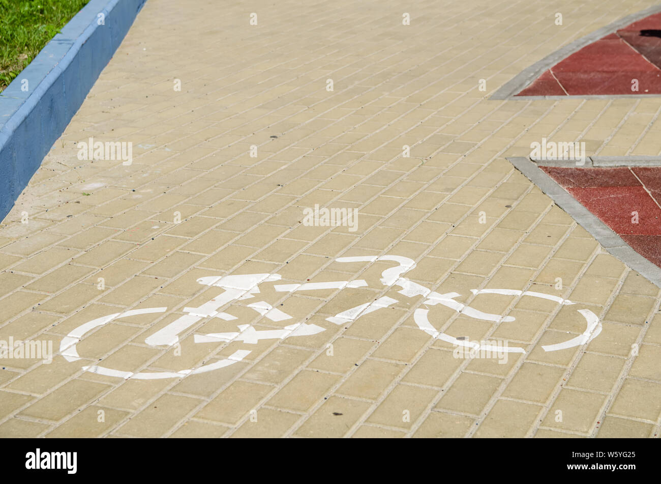bike path sign white on the road Stock Photo - Alamy