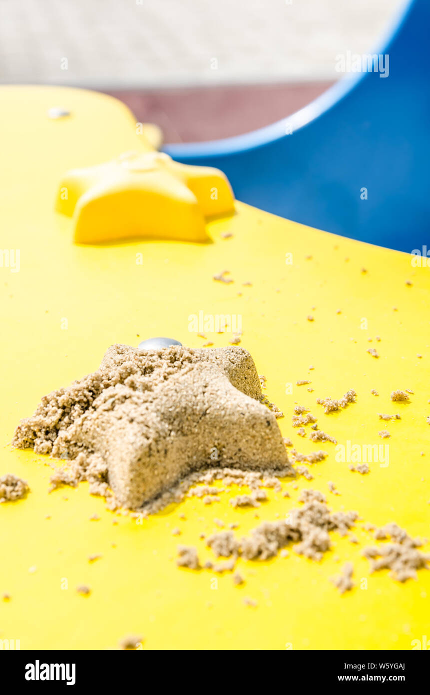 broken star figurine of sand in sandbox Stock Photo - Alamy