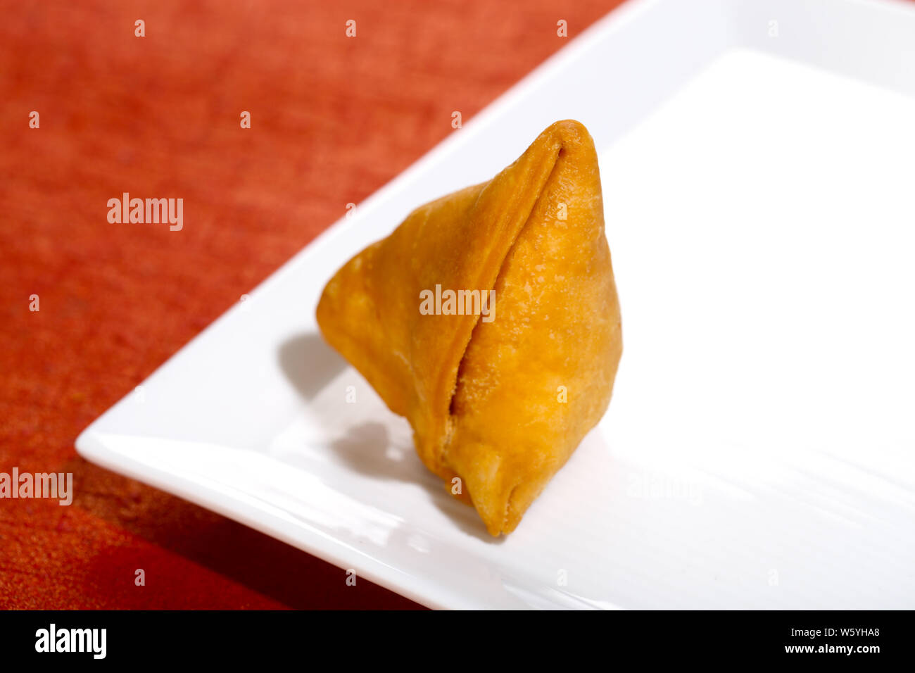 Samosa and chutney in plate hi-res stock photography and images - Alamy