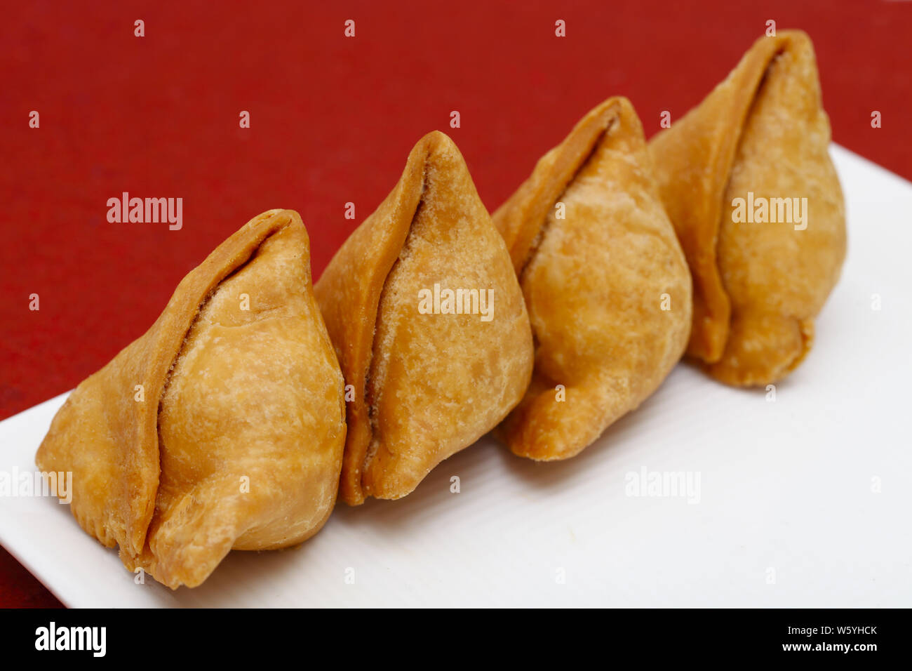 Samosa and chutney in plate hi-res stock photography and images - Alamy