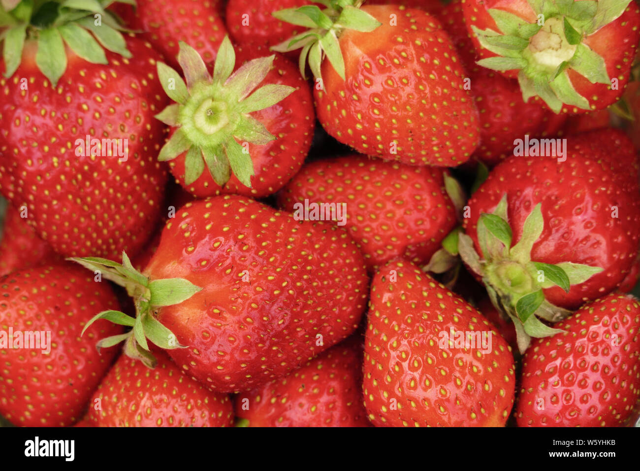 Top view raw strawberries hi-res stock photography and images - Alamy
