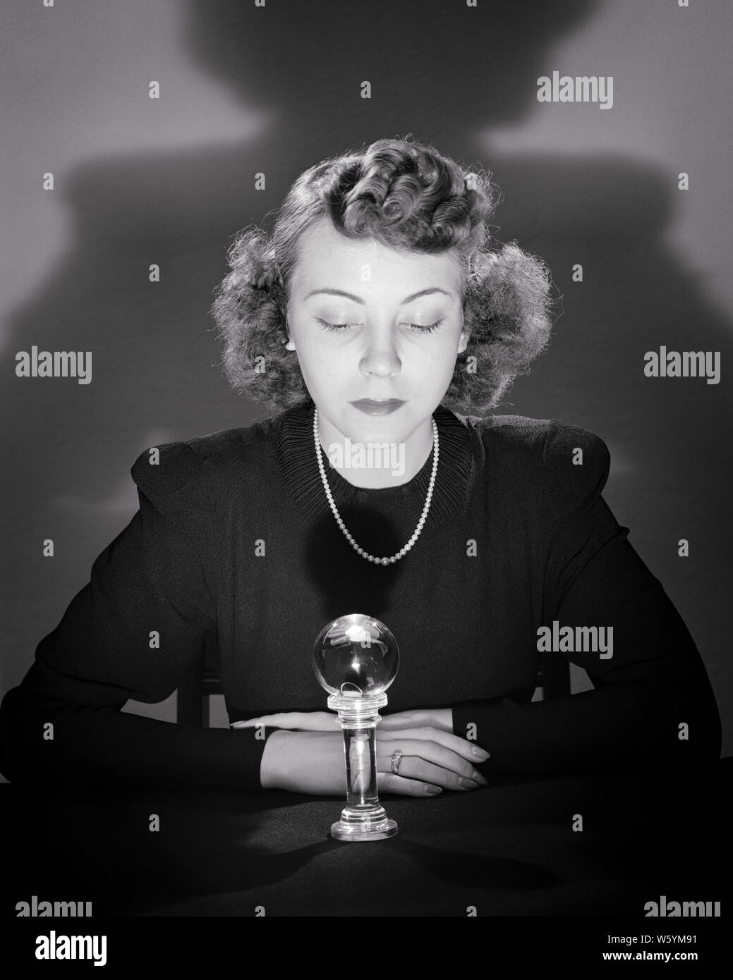Spiritualist medium hi-res stock photography and images - Alamy