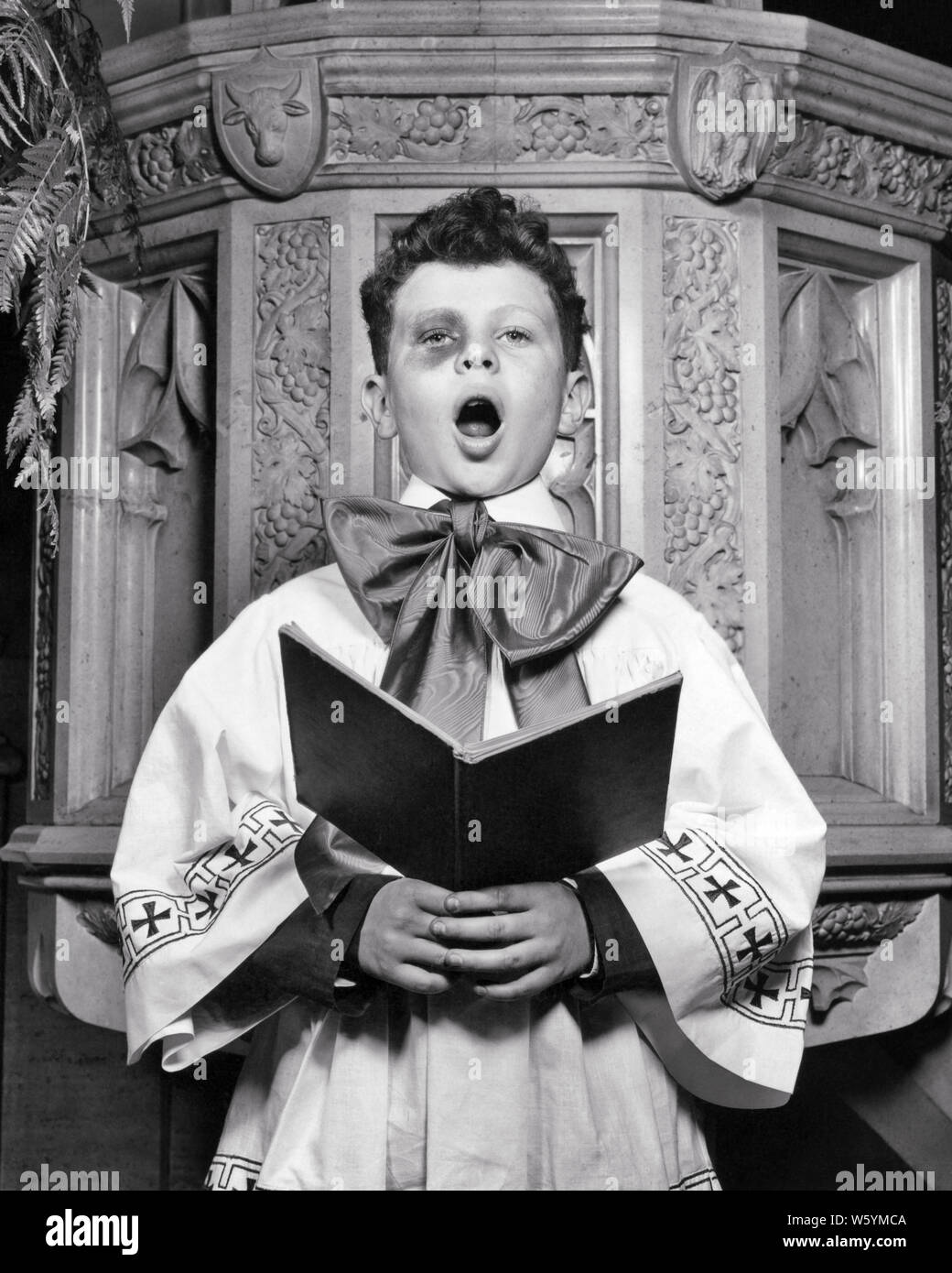 1940s SINGLE CHOIRBOY WITH BLACK EYE SINGING LOUD LOOKING AT CAMERA ...