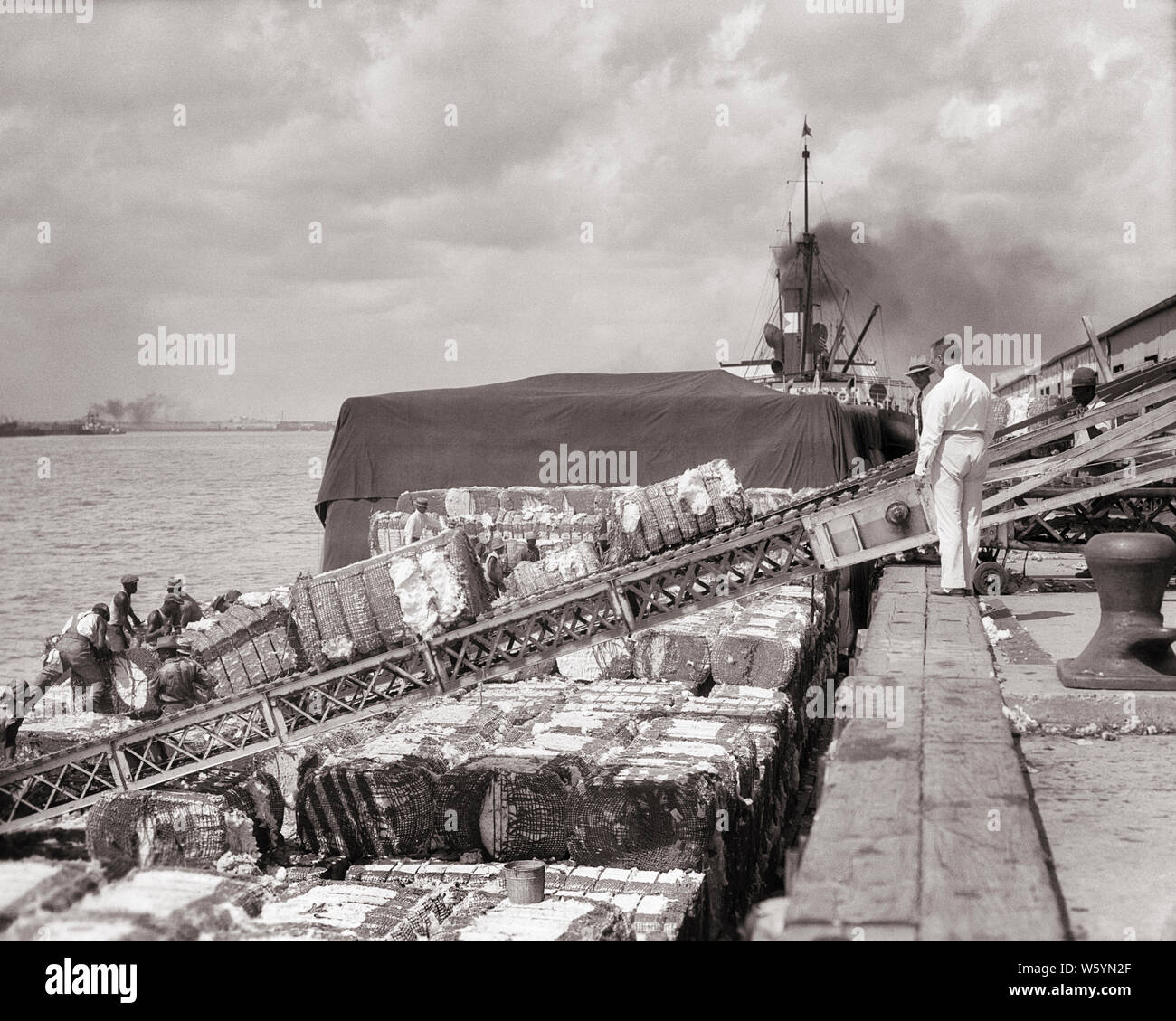 Cotton bales loading hi-res stock photography and images - Alamy