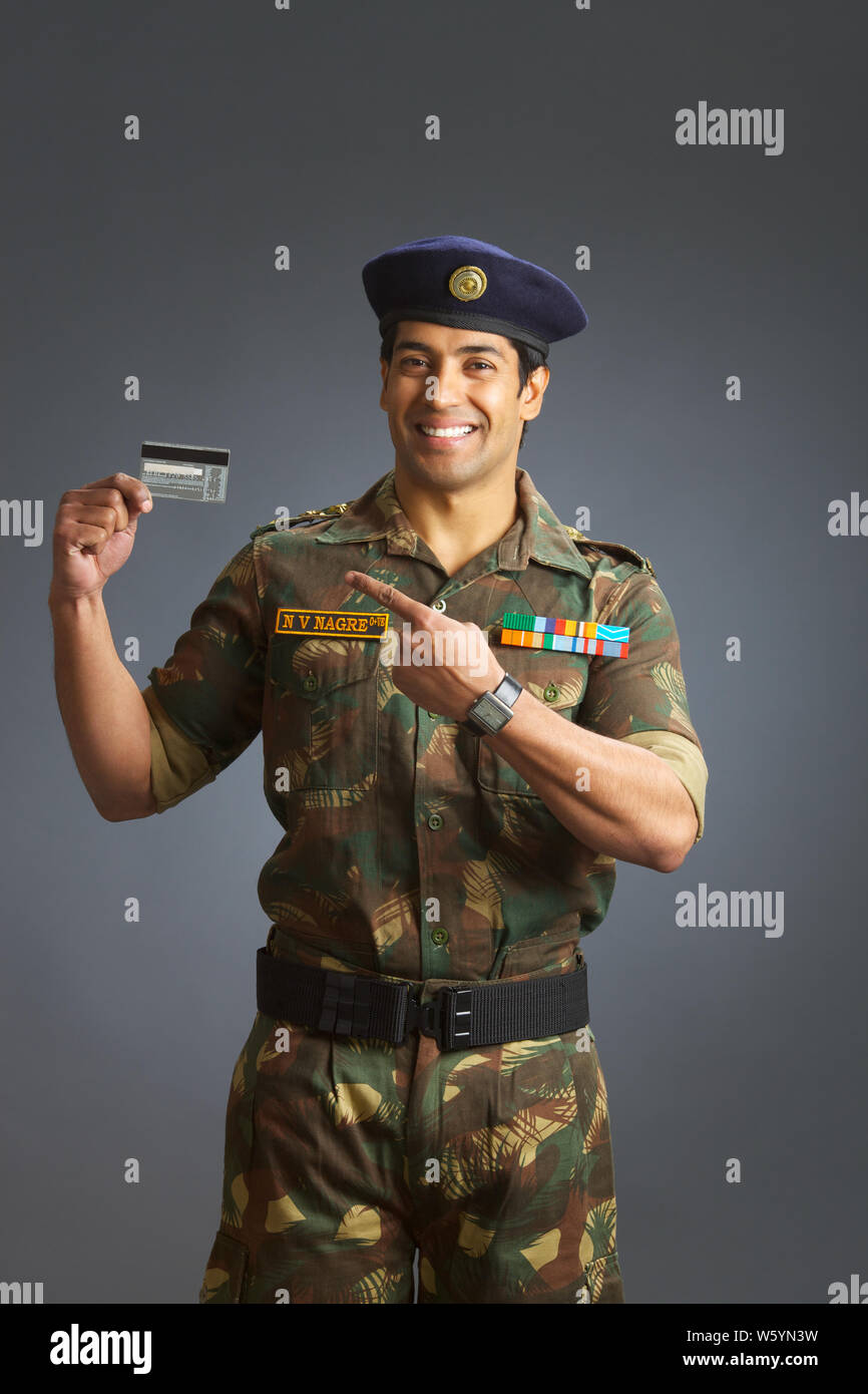 Army soldier showing a credit card Stock Photo - Alamy