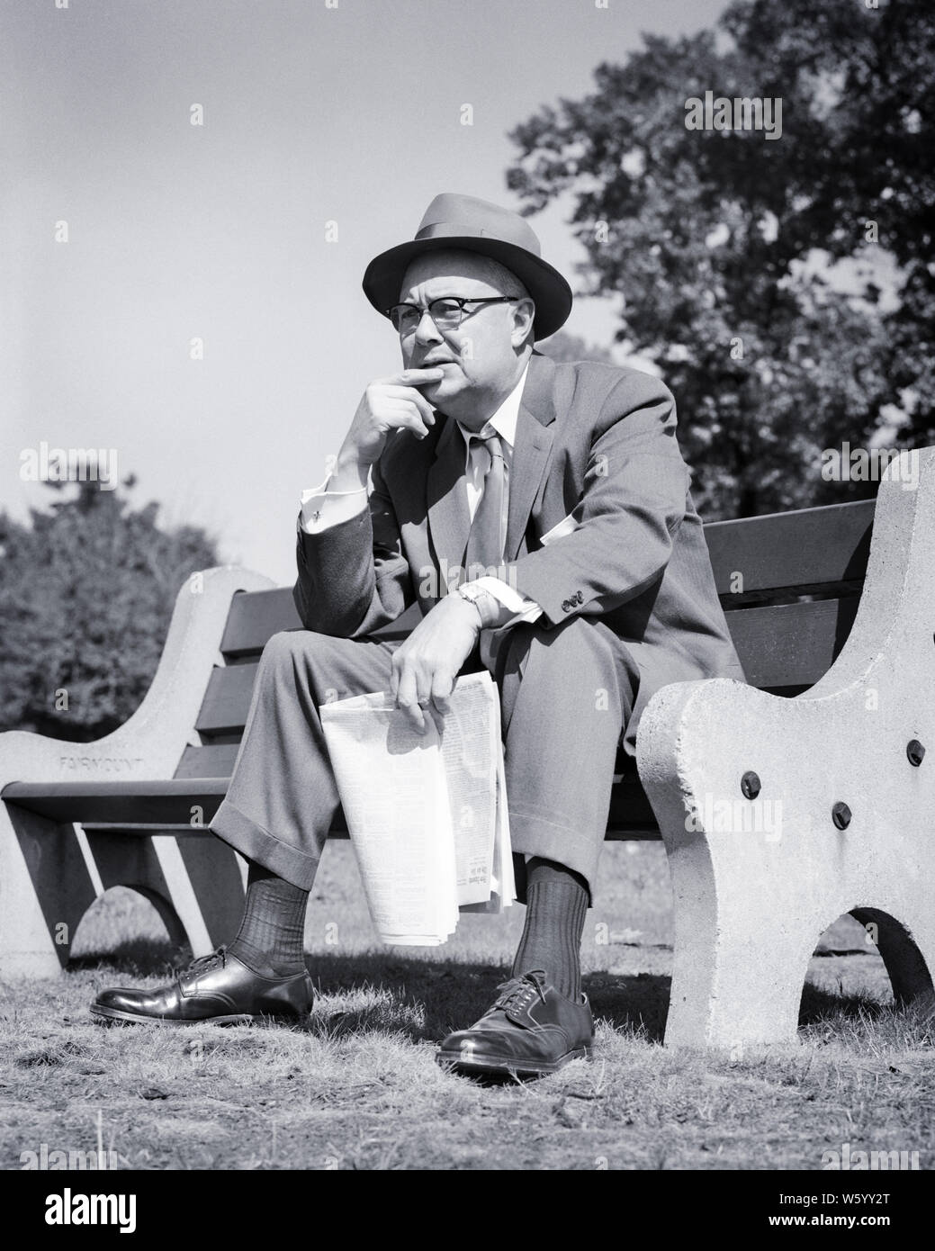 1950s park bench hi-res stock photography and images - Alamy