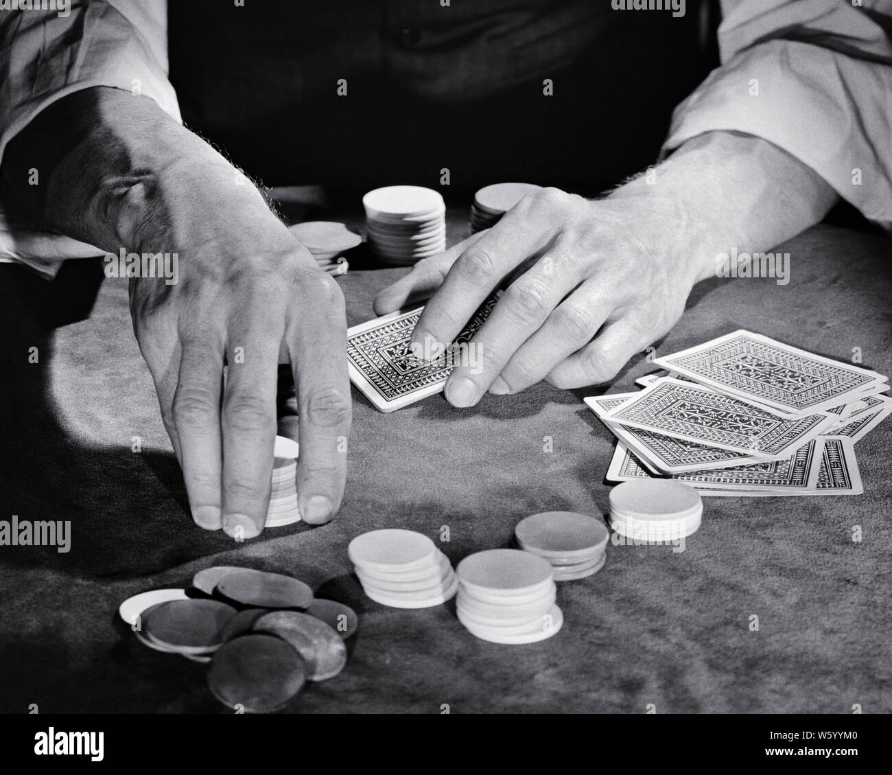 People playing cards 1930s hi-res stock photography and images - Alamy