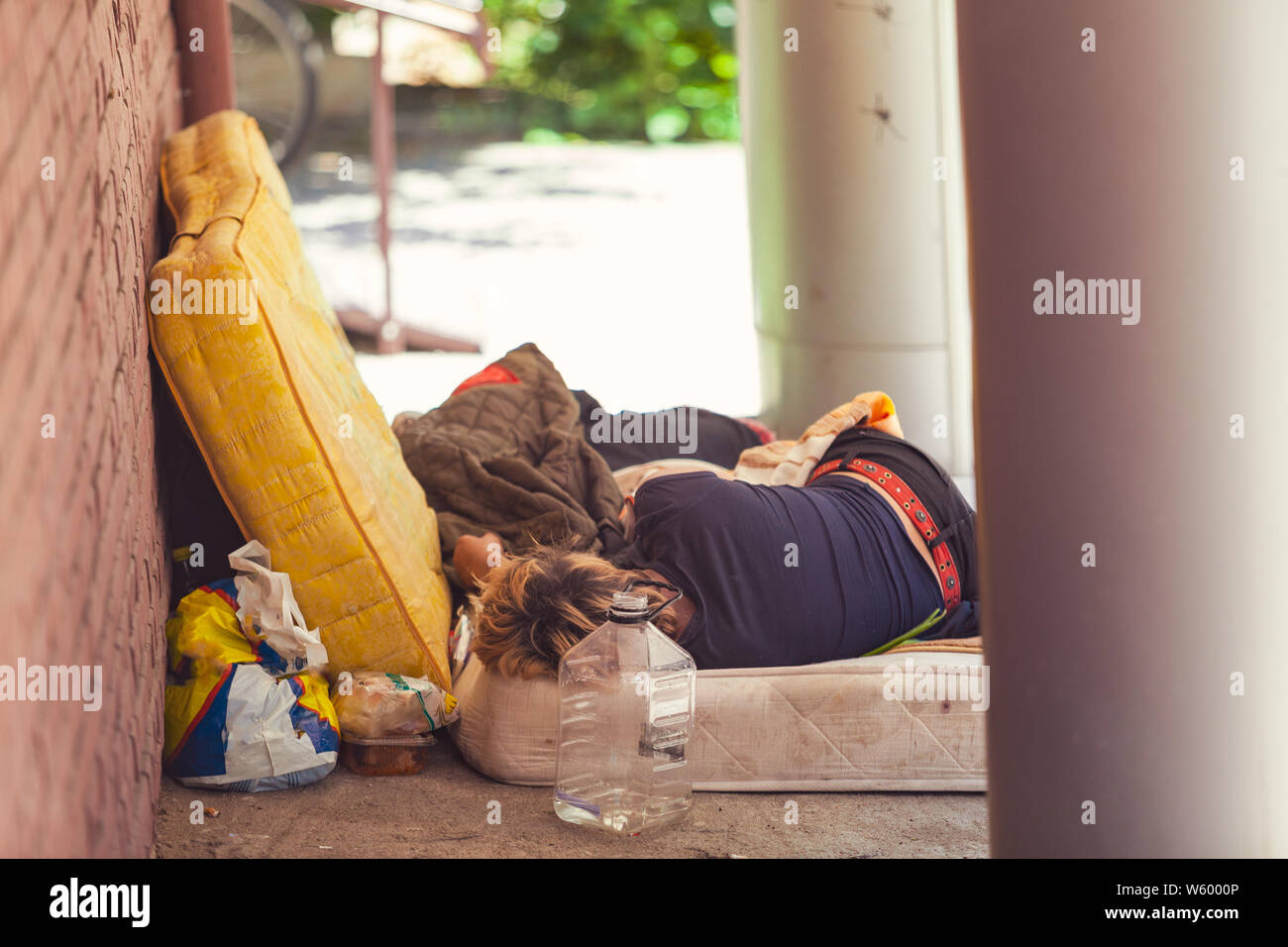 Give homeless young people hi-res stock photography and images - Alamy