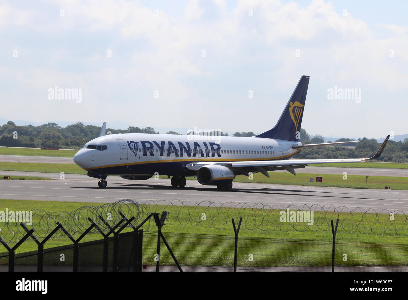 A Ryanair Boeing 737-800 landing at Manchester airport Stock Photo - Alamy