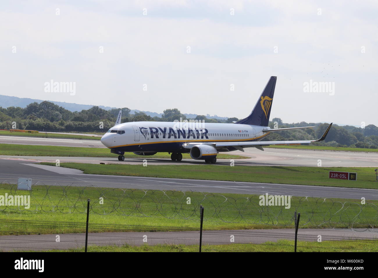 A Ryanair Boeing 737-800 landing at Manchester airport Stock Photo - Alamy
