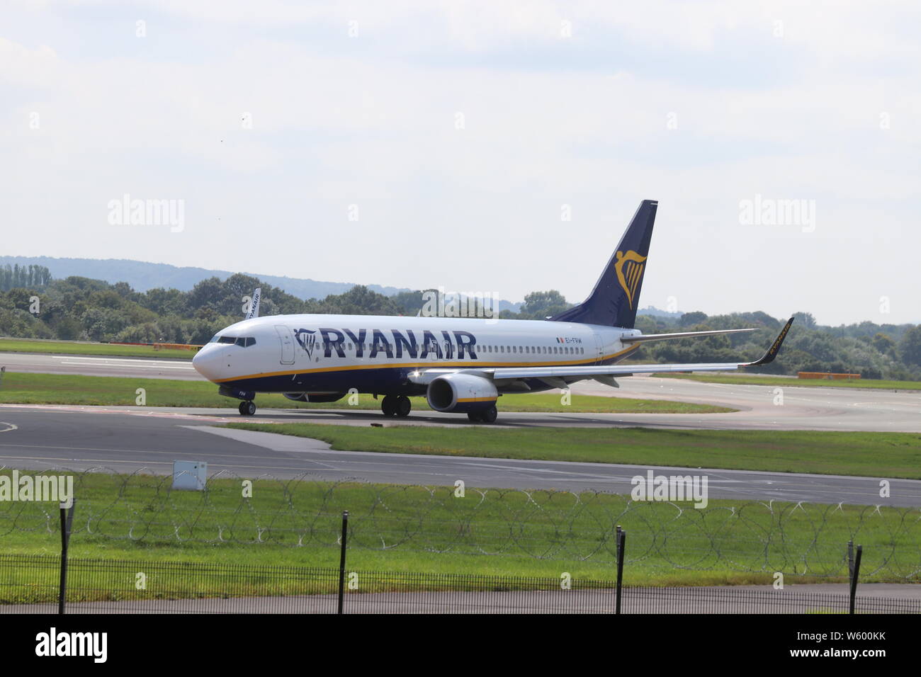 A Ryanair Boeing 737-800 landing at Manchester airport Stock Photo - Alamy