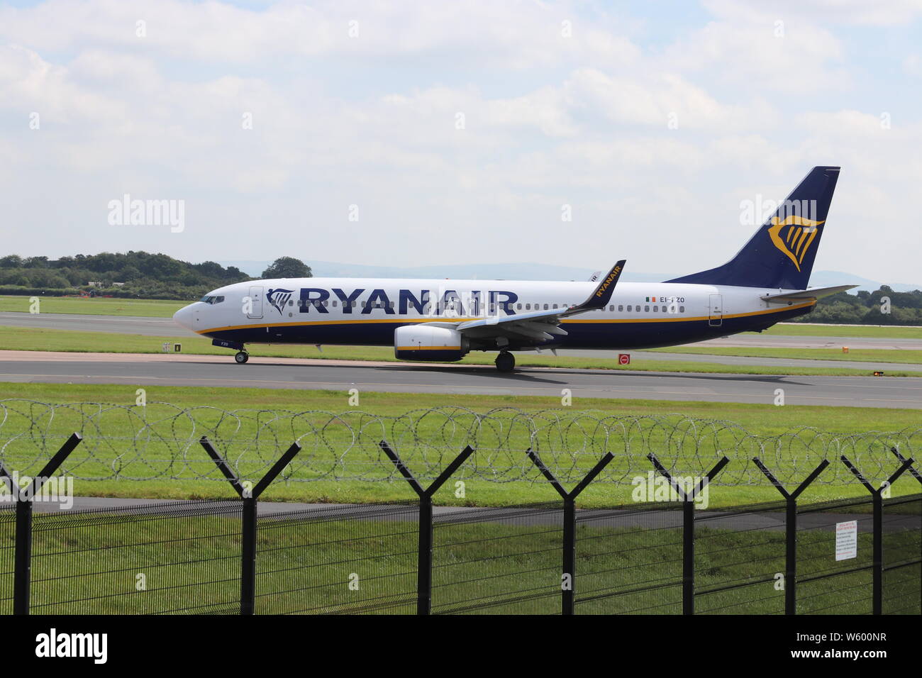 A Ryanair Boeing 737-800 landing at Manchester airport Stock Photo - Alamy
