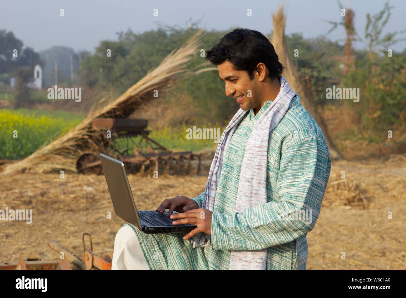 Farmer laptop hi-res stock photography and images - Alamy