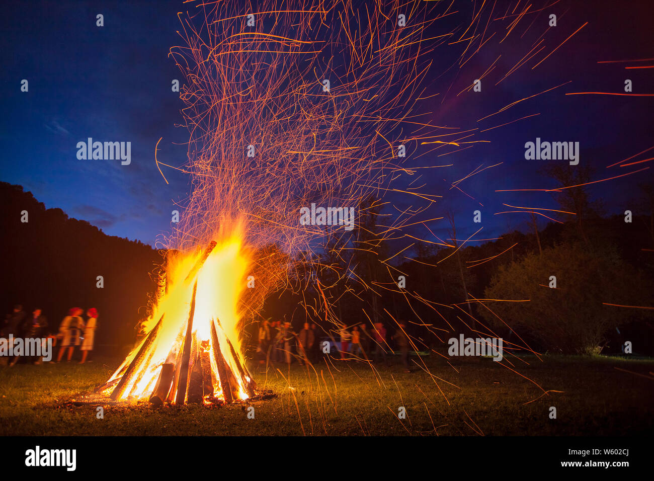 Big outdoor fire campfire people hi-res stock photography and images ...