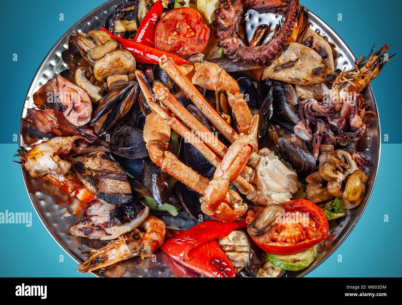 Beautifuly assorted seafood crab and vegetables mix Stock Photo - Alamy