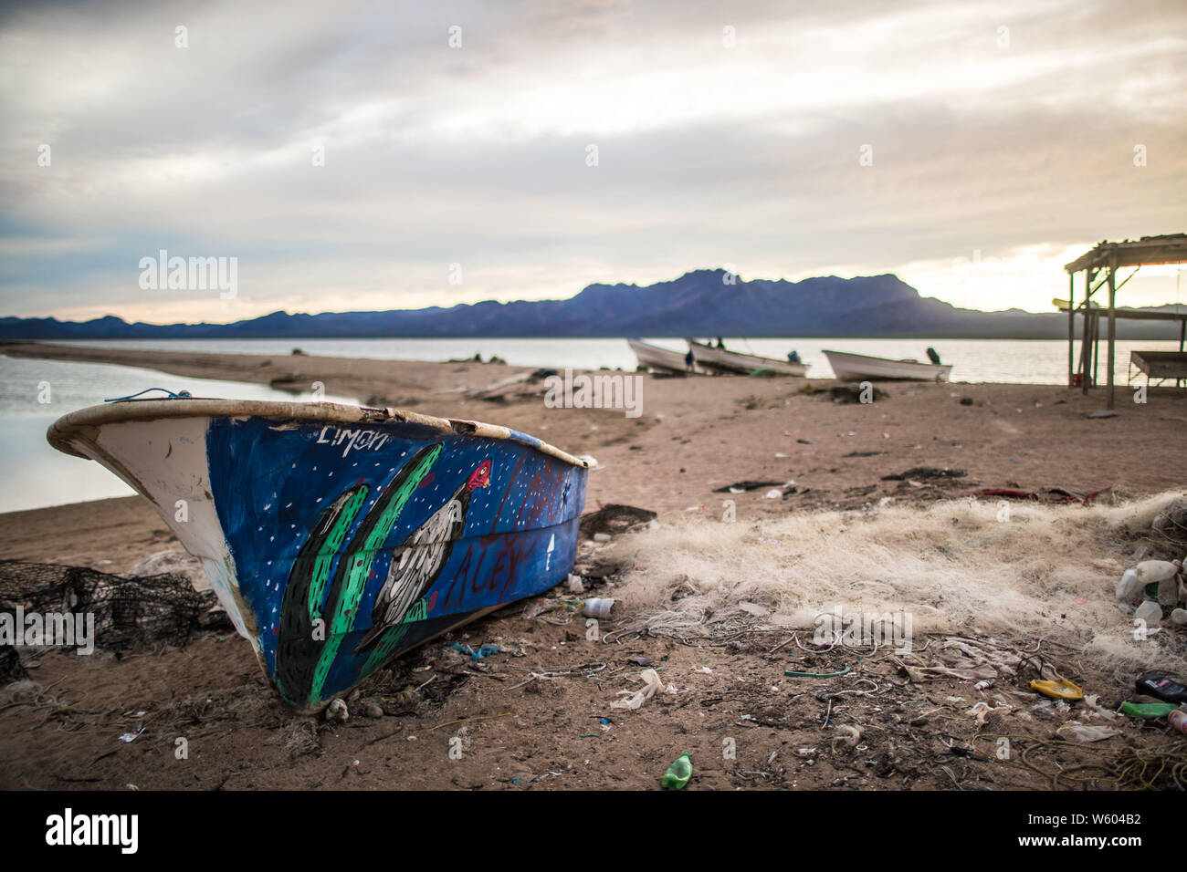 Botes de pesca y panga en la playa de Punta Chueca, Sonora, Mexico ...