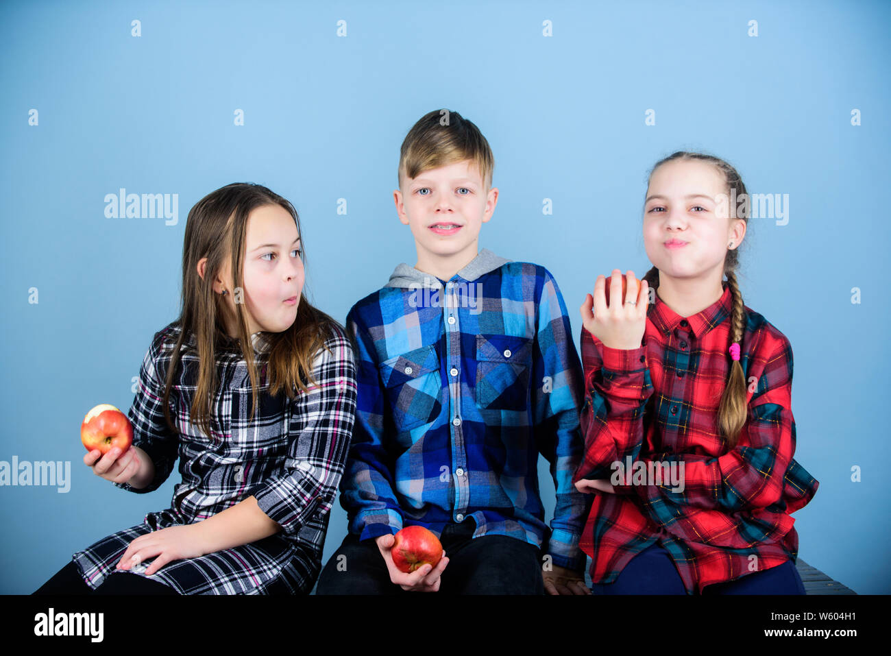 Group of teens eating fruit hi-res stock photography and images - Alamy