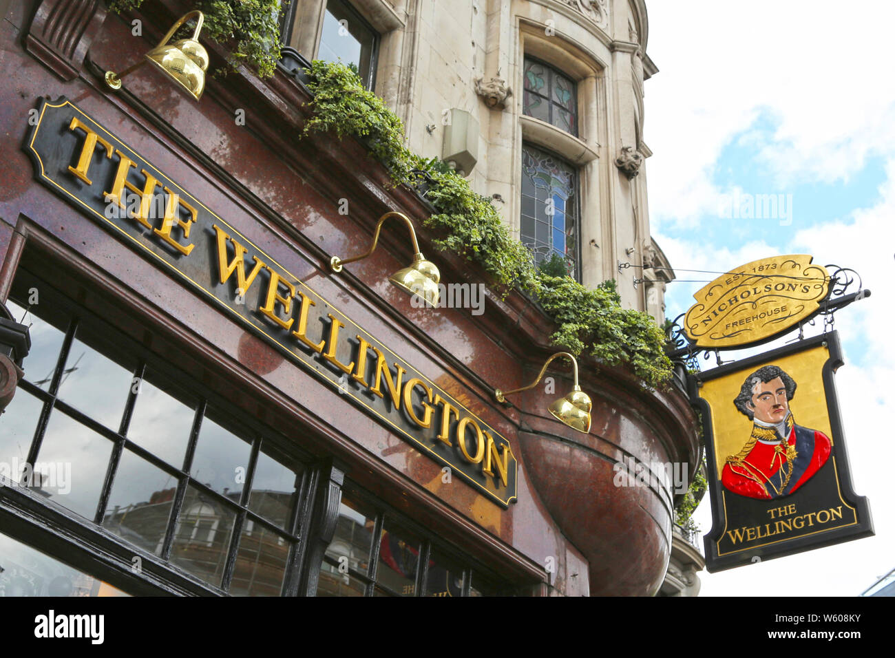 Nicholsons pub High Resolution Stock Photography and Images - Alamy