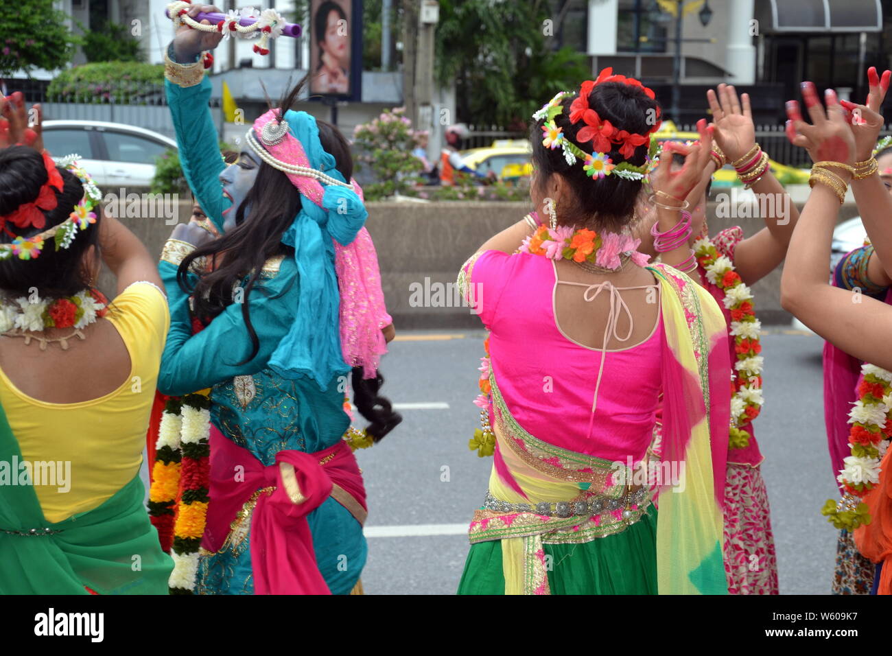 Hare krishna dancers hi-res stock photography and images - Alamy