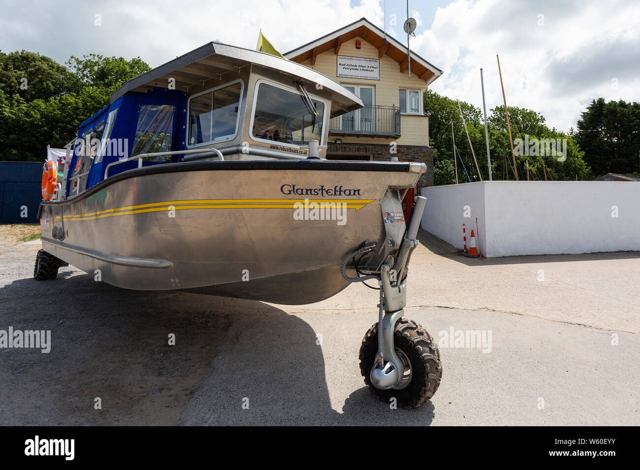 Amphibious boat ferry hi-res stock photography and images - Alamy