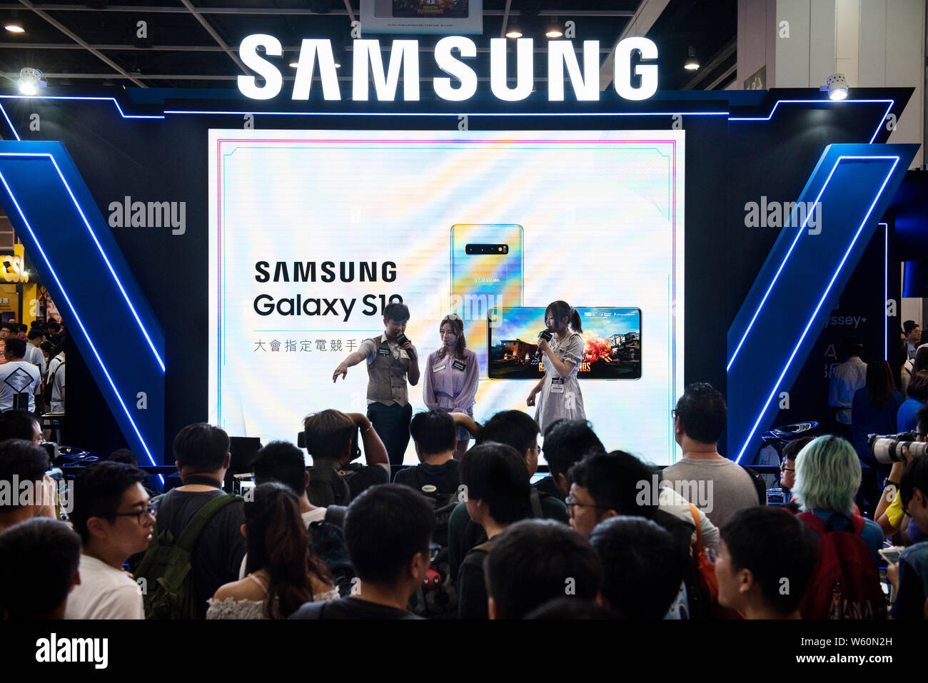 Samsung booth hi-res stock photography and images - Alamy