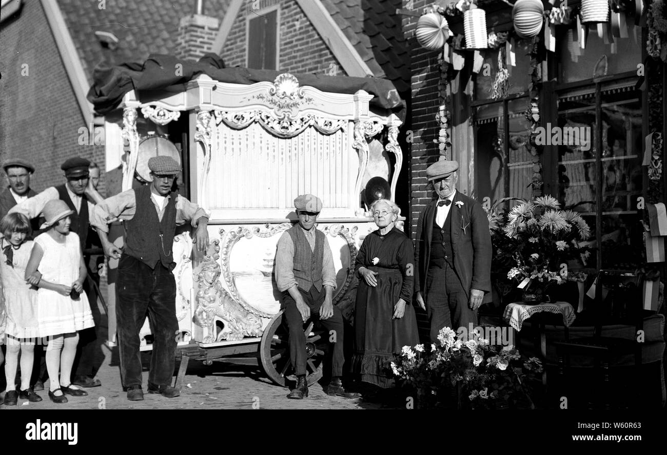 Group photo in front of the decorated house of golden wedding couple ...