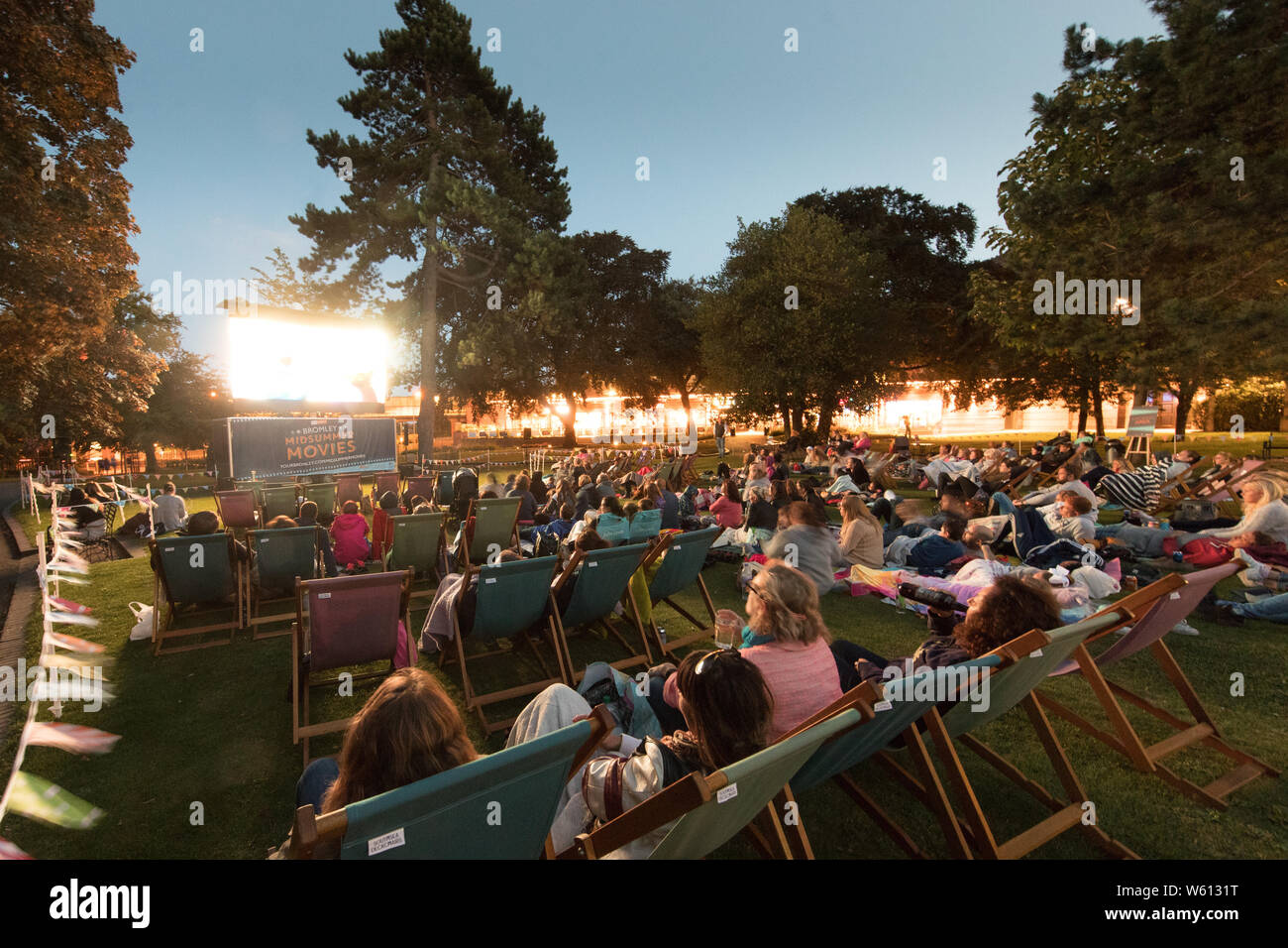 Outdoor cinema hi-res stock photography and images - Alamy