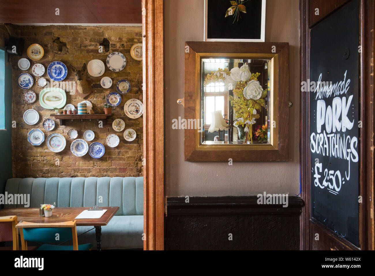 England pub interior window hi-res stock photography and images - Alamy