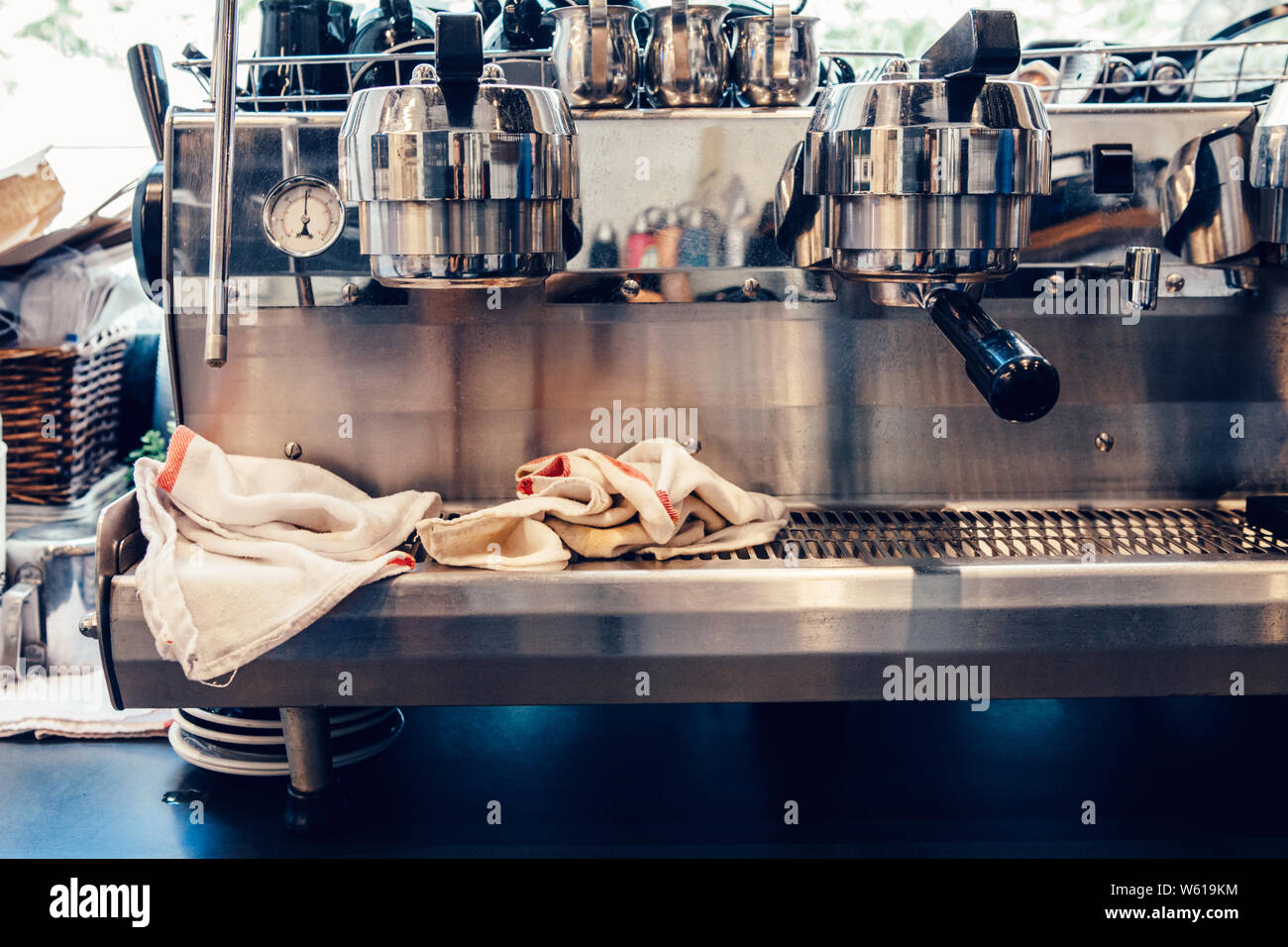 Messy machine shop hi-res stock photography and images - Alamy