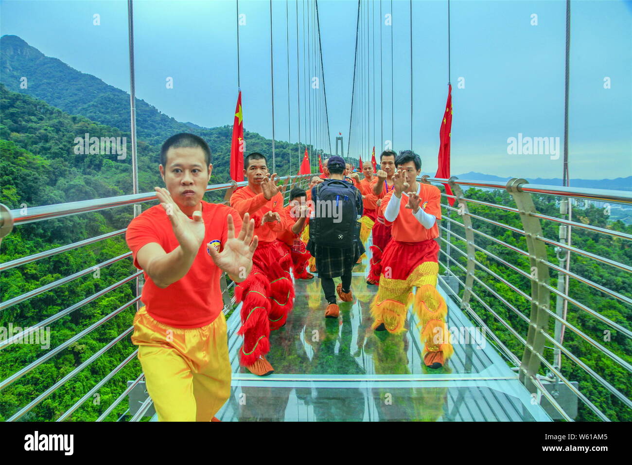 Kung fu enthusiasts perform Chinese Kung fu to mourn famous Chinese ...