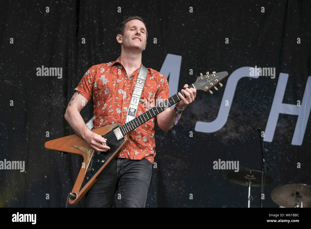 Lead singer guitarist indie band ash hi-res stock photography and ...