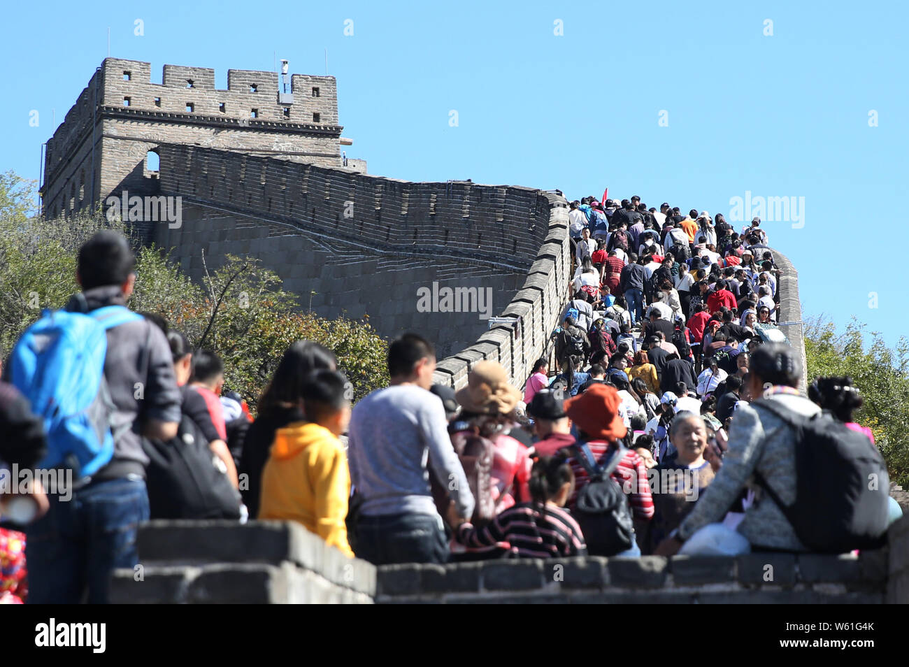 Crowds of Chinese tourists visit the Badaling Great Wall during the ...