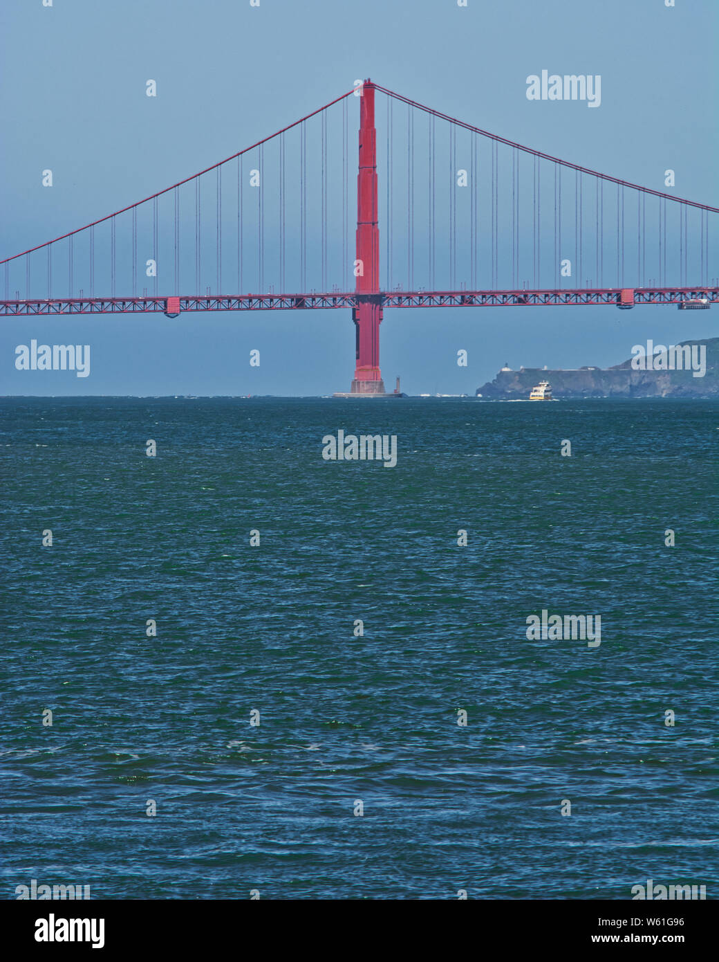 Boats golden gate bridge hi-res stock photography and images - Alamy