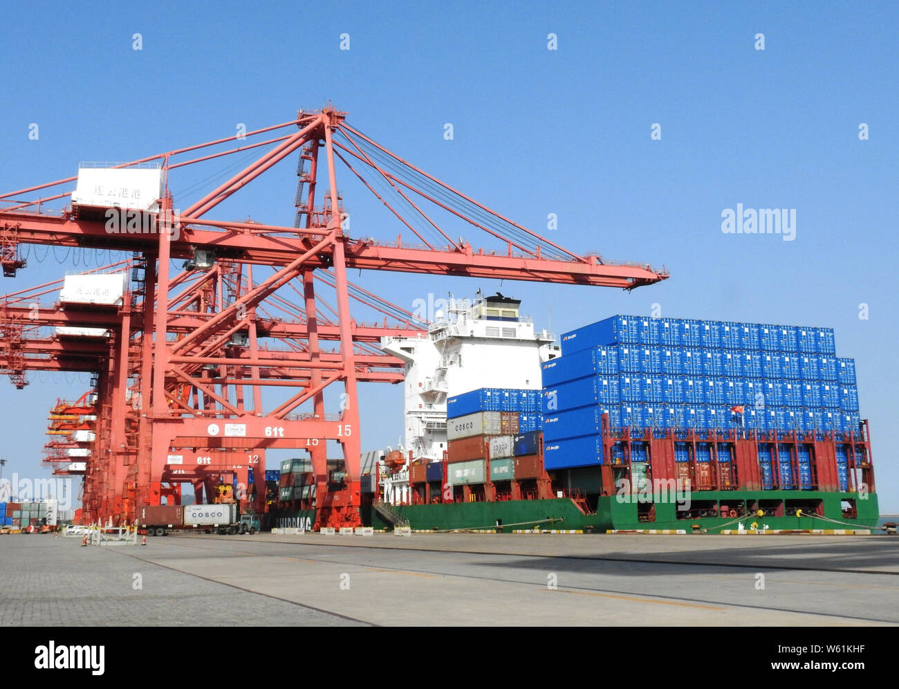 Berthing container ship hi-res stock photography and images - Alamy