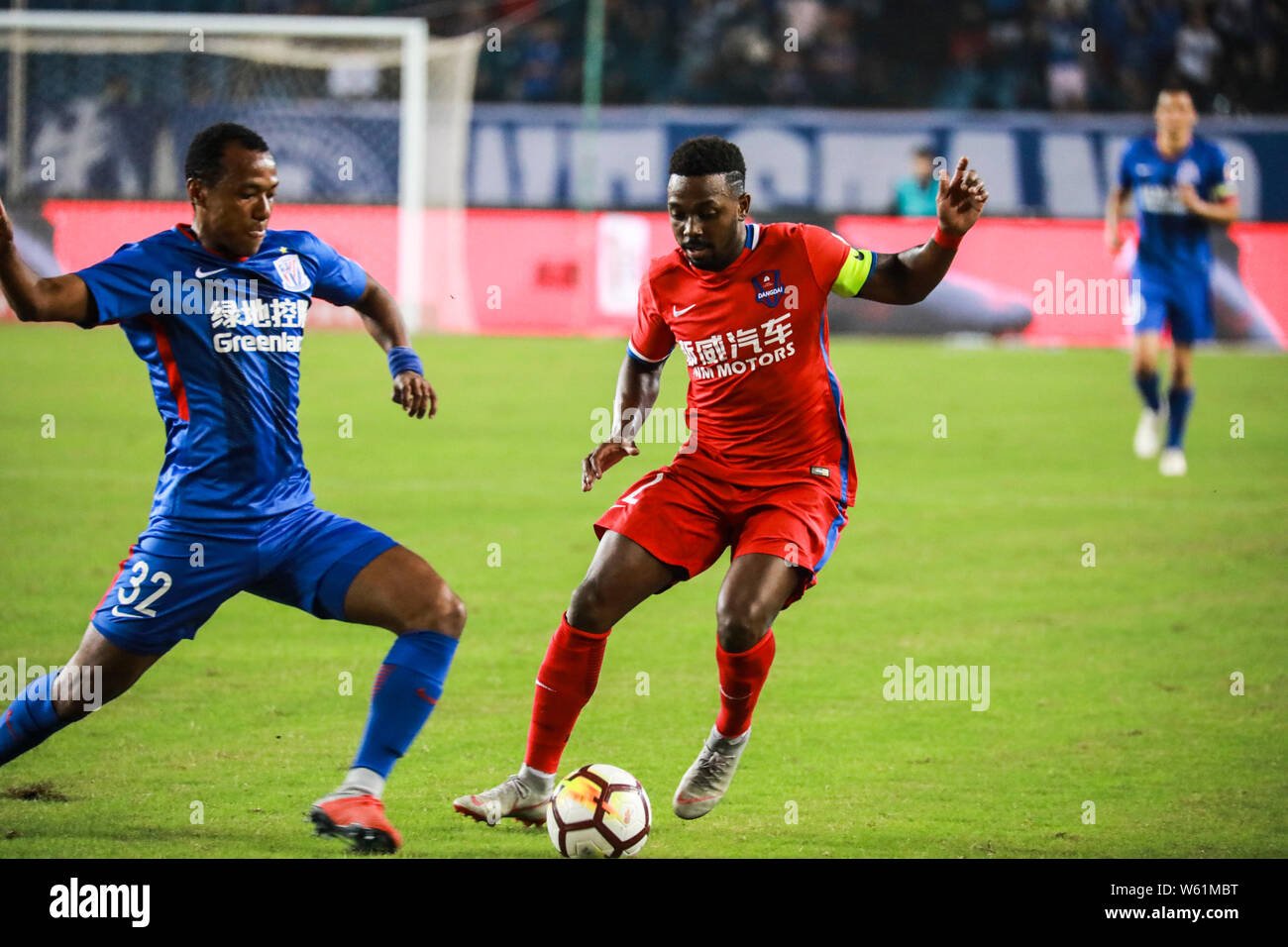 Brazilian football player Fernandinho Henrique, right, of Chongqing SWM ...