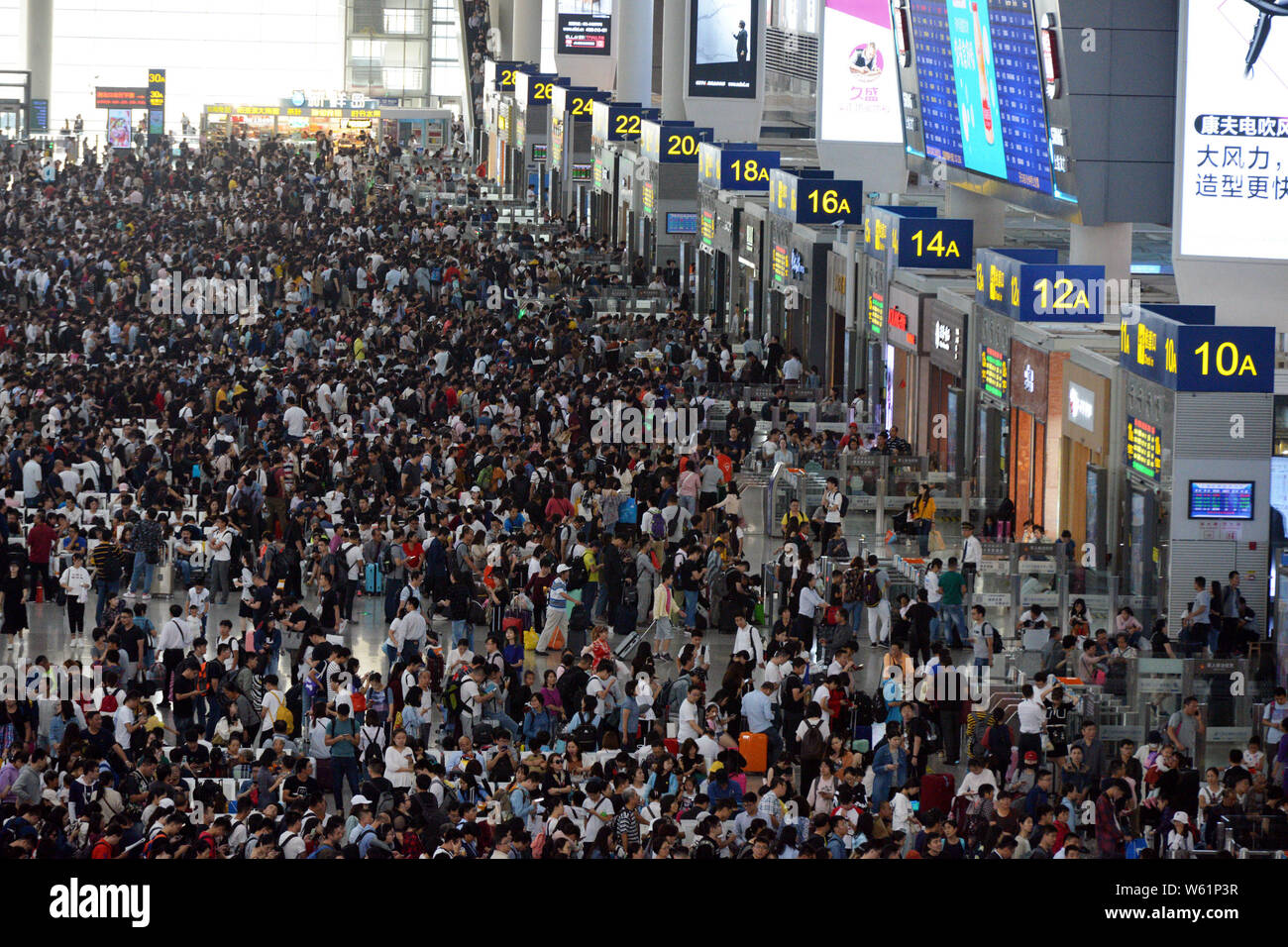 Overcrowd with tourists hi-res stock photography and images - Alamy