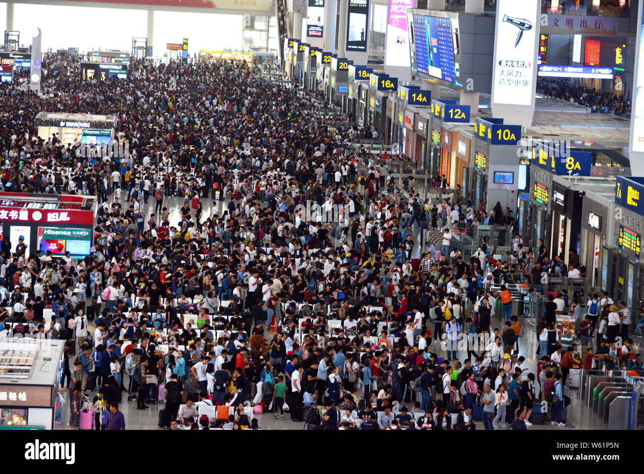 Chinese tourists and passengers overcrowd the Shanghai Hongqiao Railway ...