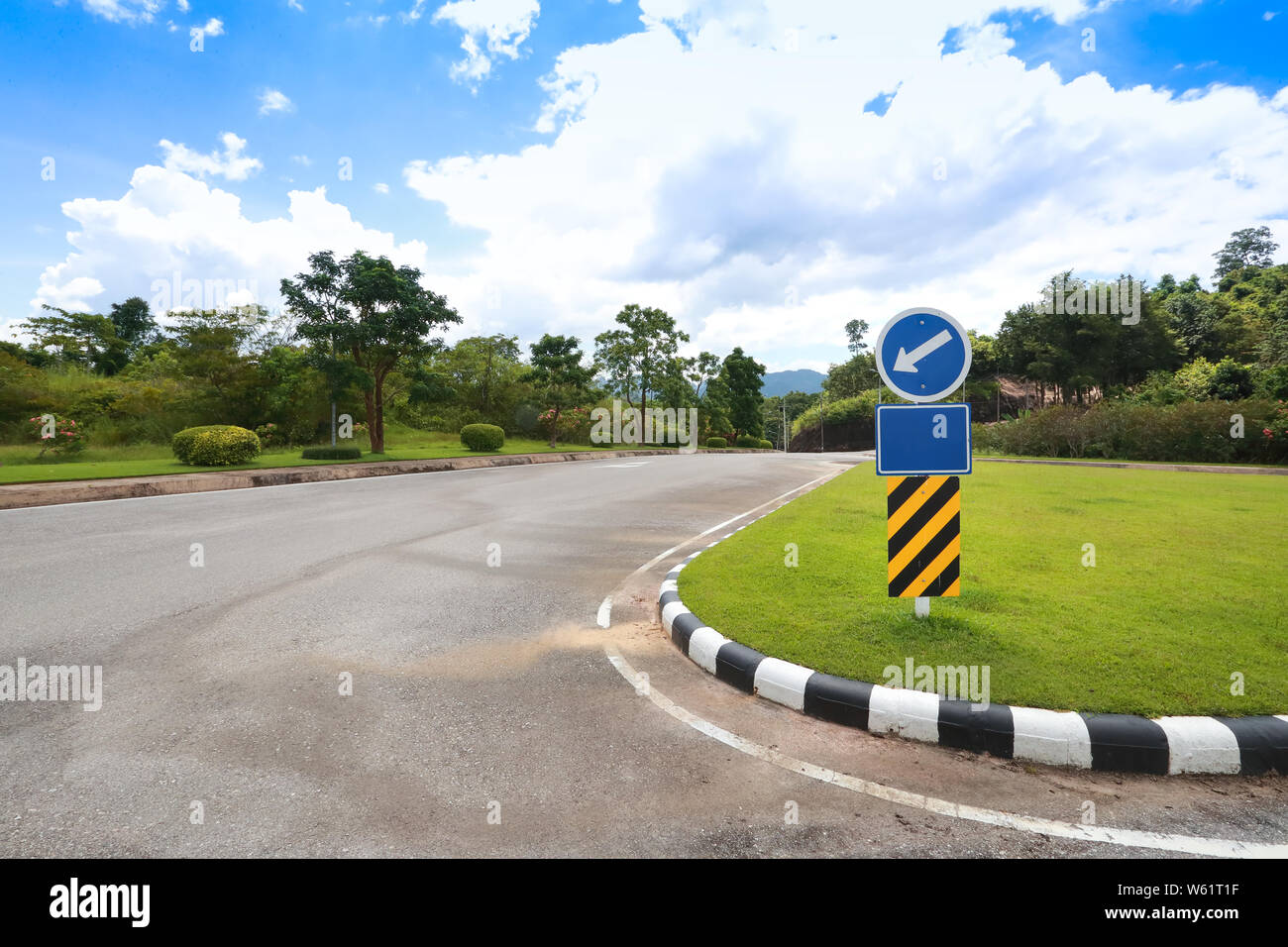 Grade ahead highway traffic sign hi-res stock photography and images ...
