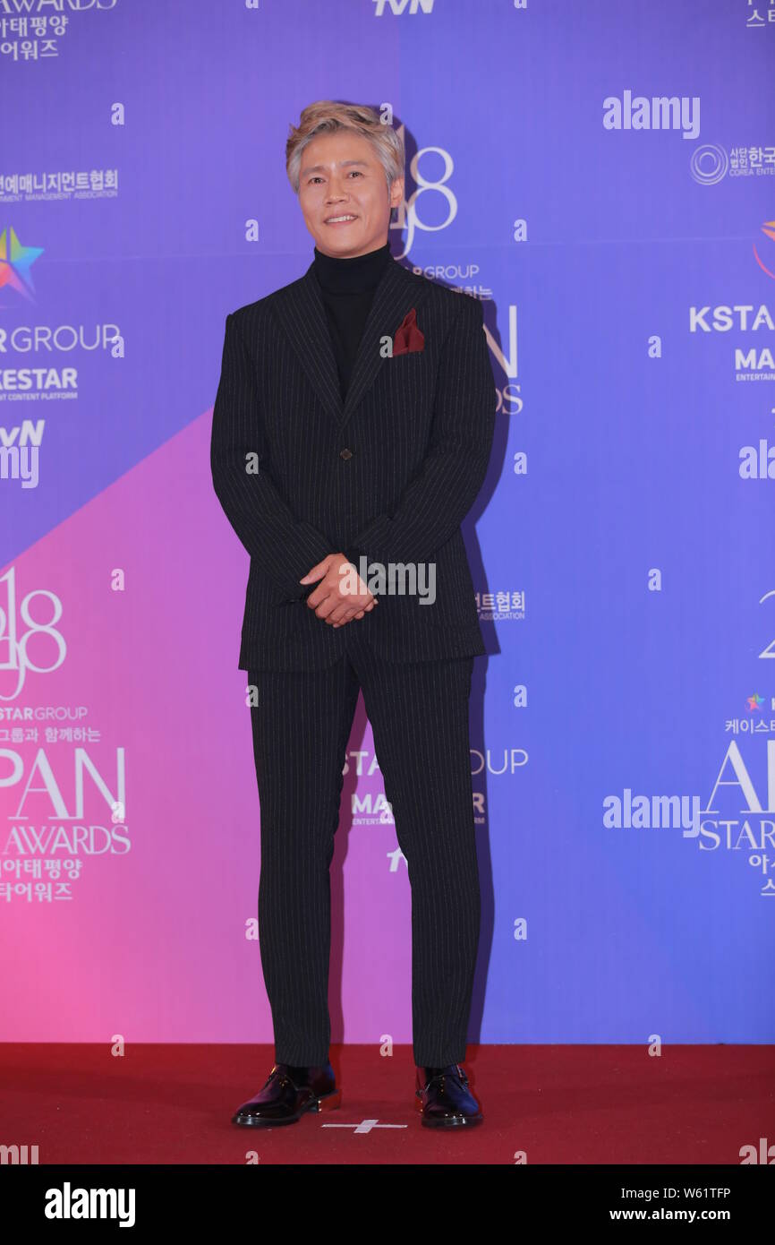 South Korean actor Park Ho-san poses as he arrives on the red carpet ...