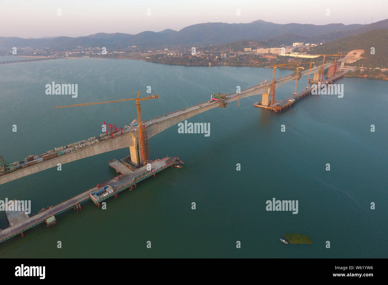 The two sections of Cuijiaying Hanjiang River Bridge on the Wuhan ...