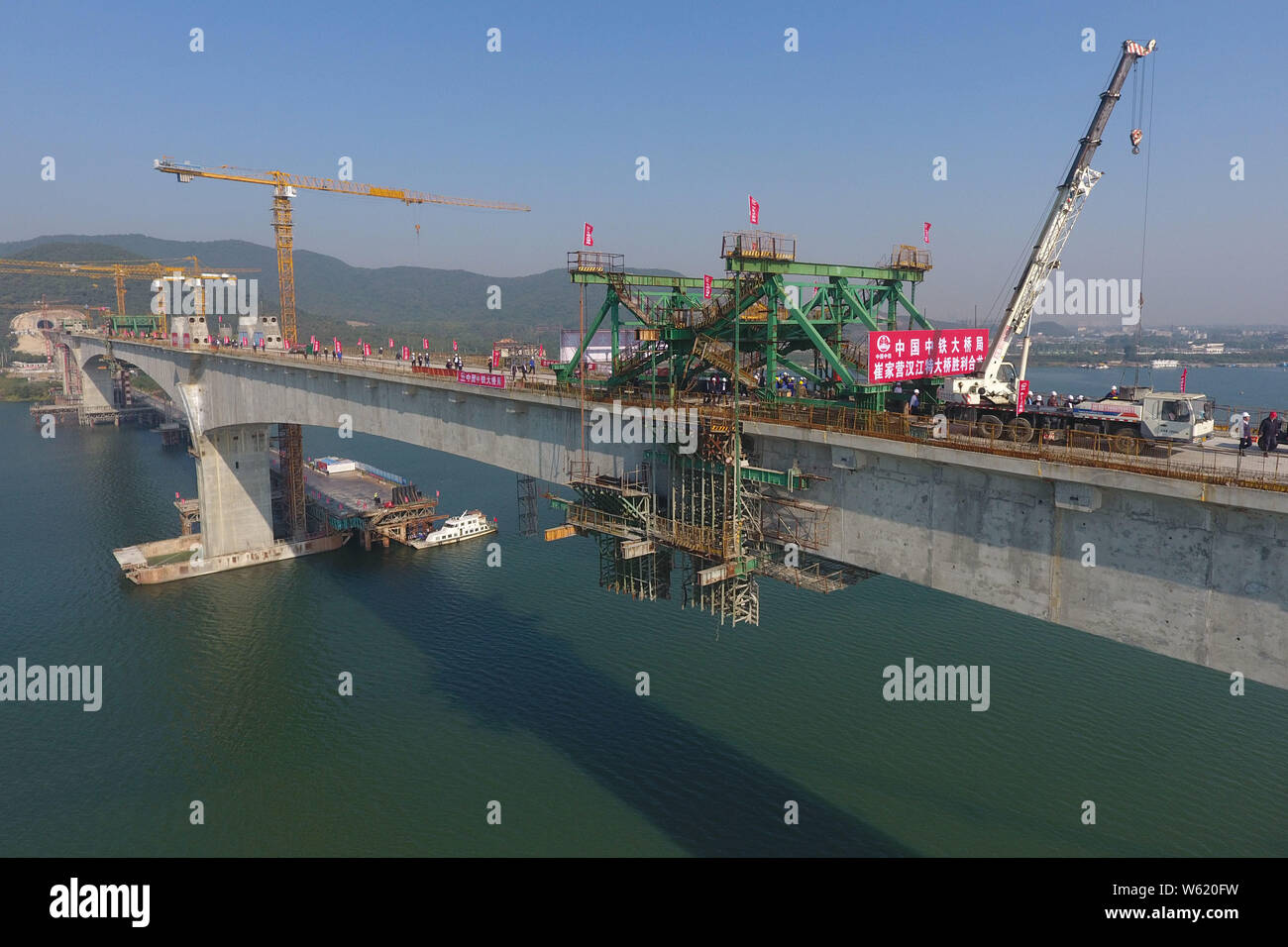 The two sections of Cuijiaying Hanjiang River Bridge on the Wuhan ...