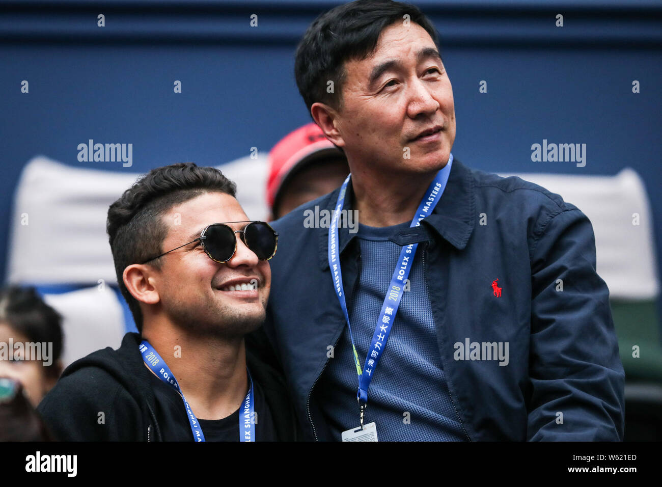 Brazilian football player Elkeson, left, of Shanghai SIPG F.C. is ...