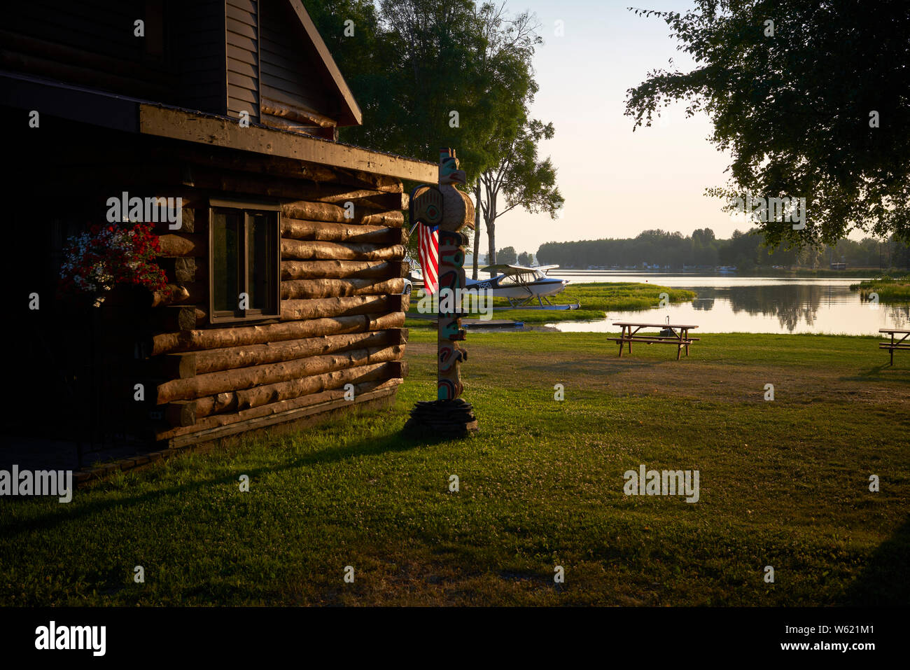 Alaska lake cabin hi-res stock photography and images - Alamy