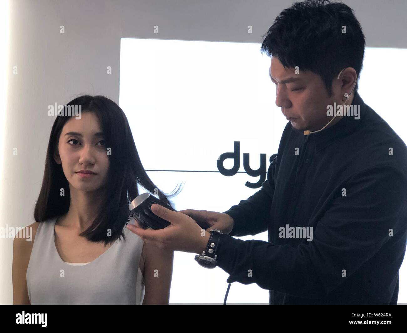 Chinese hair stylist hi-res stock photography and images - Alamy