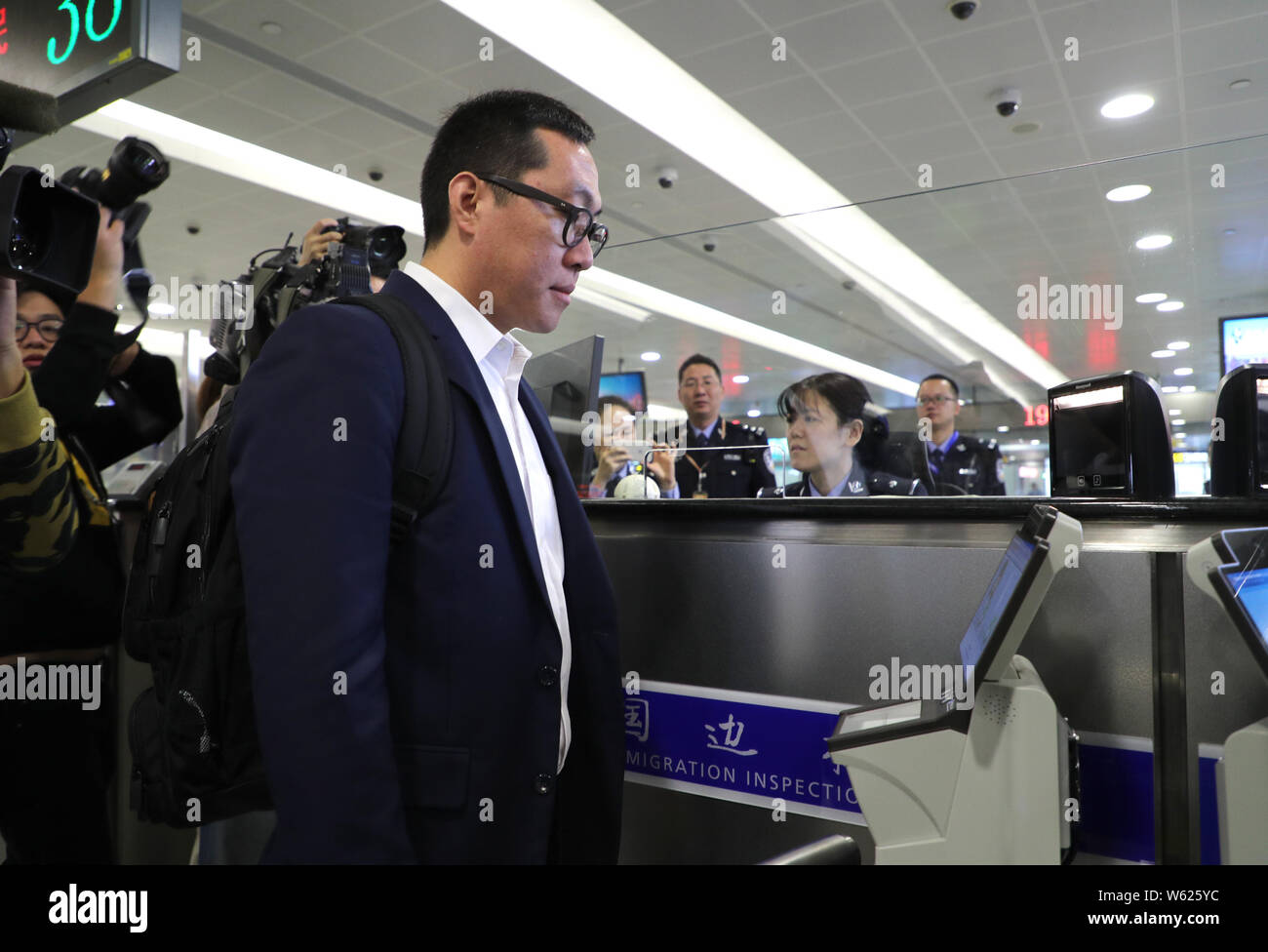 Paperless check in hi-res stock photography and images - Alamy