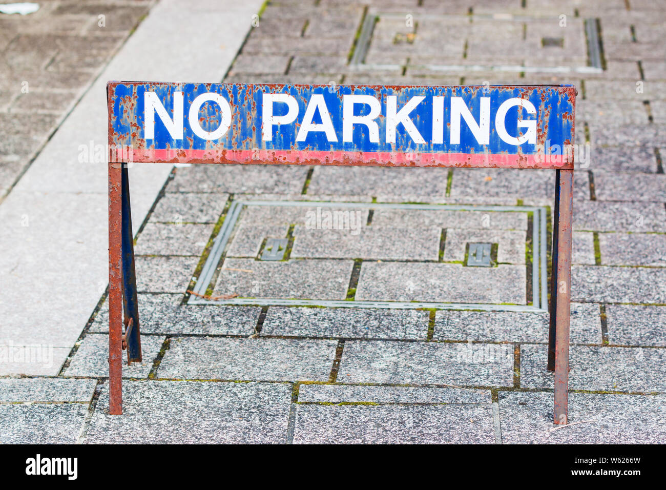 Sign no parking stand hi-res stock photography and images - Alamy