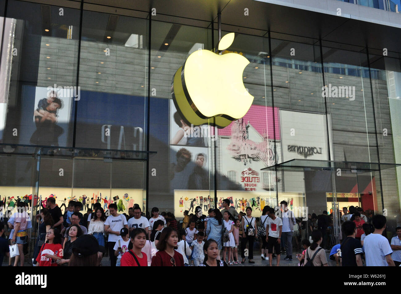 --FILE--Customers crowd in front of a Flagship Apple Store in Shanghai ...